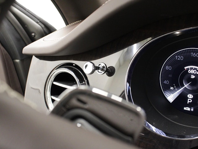 BENTLEY Bentayga 4.0 V8 EWB Azure: Prenotate ora una prova su strada!