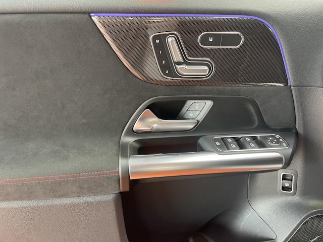 MERCEDES-BENZ GLA 200 Night Star AMG Line : Réserver un essai sur route