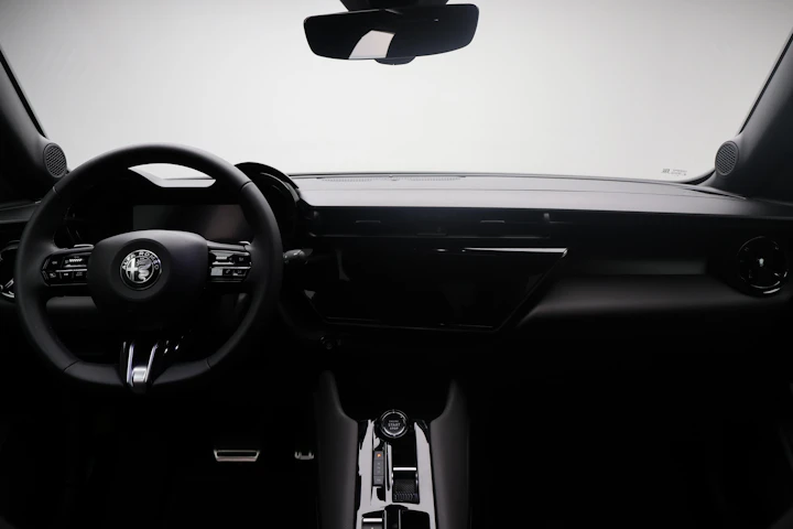 ALFA ROMEO Junior 1.2 Ibrida Q4 Pack Tech & Sky: Jetzt Probefahrt buchen!