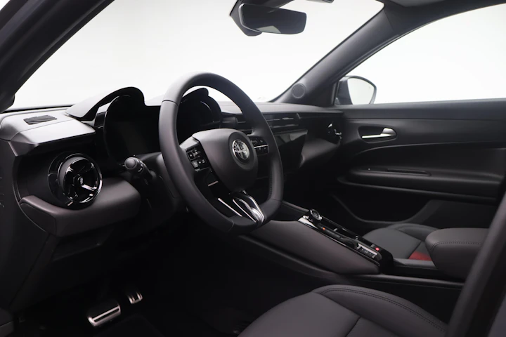 ALFA ROMEO Junior 1.2 Ibrida Q4 Pack Tech & Sky: Jetzt Probefahrt buchen!
