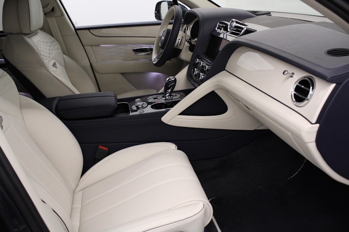 BENTLEY Bentayga 4.0 V8 Atelier Edition: Jetzt Probefahrt buchen!