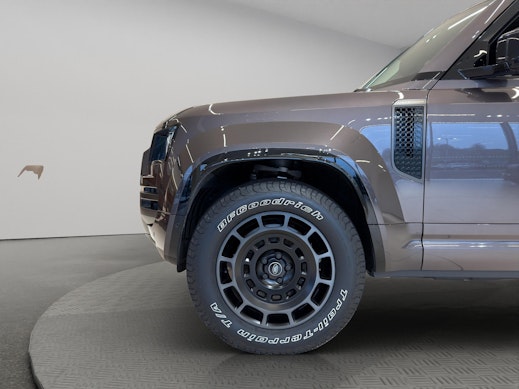LAND ROVER Defender 110 4.4 V8 Octa: Prenotate ora una prova su strada!